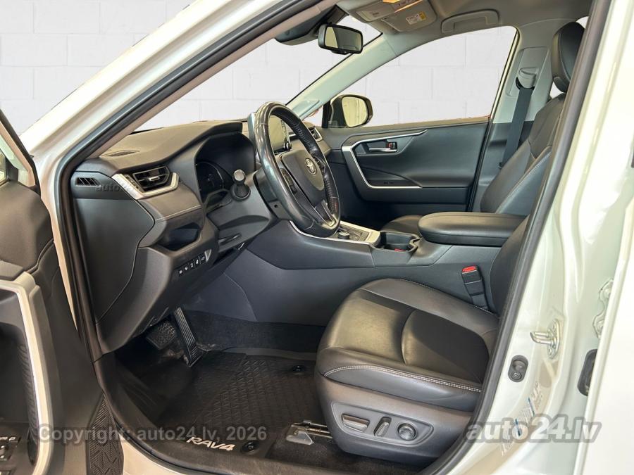 White Toyota RAV4 2020 in Parnu, with an engine capacity of 2.00 L and mileage of 136 thousand km for 26500 €, photo 12 on AUTOMOTO.COM.LV