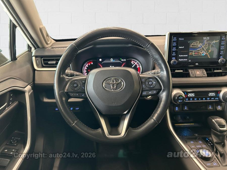 White Toyota RAV4 2020 in Parnu, with an engine capacity of 2.00 L and mileage of 136 thousand km for 26500 €, photo 13 on AUTOMOTO.COM.LV