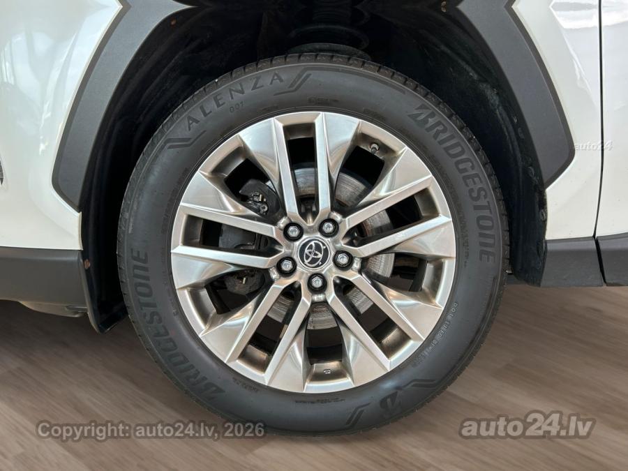 White Toyota RAV4 2020 in Parnu, with an engine capacity of 2.00 L and mileage of 136 thousand km for 26500 €, photo 16 on AUTOMOTO.COM.LV