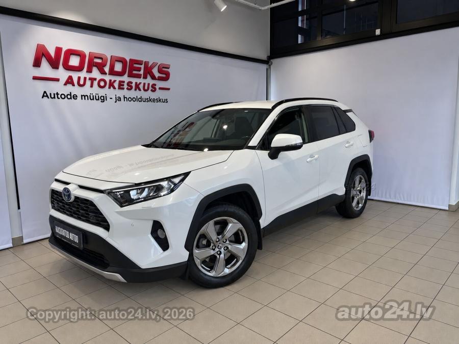 White Toyota RAV4 2020 in Tallinn, with an engine capacity of 2.00 L and mileage of 165 thousand km for 20690 €, photo 1 on AUTOMOTO.COM.LV