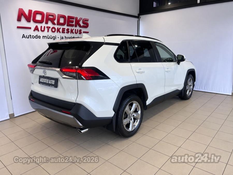 White Toyota RAV4 2020 in Tallinn, with an engine capacity of 2.00 L and mileage of 165 thousand km for 20690 €, photo 3 on AUTOMOTO.COM.LV