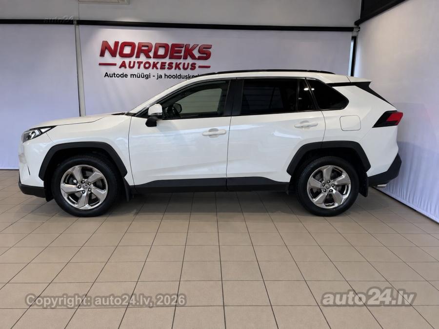 White Toyota RAV4 2020 in Tallinn, with an engine capacity of 2.00 L and mileage of 165 thousand km for 20690 €, photo 4 on AUTOMOTO.COM.LV