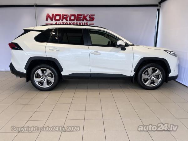 White Toyota RAV4 2020 in Tallinn, with an engine capacity of 2.00 L and mileage of 165 thousand km for 20690 €, photo 5 on AUTOMOTO.COM.LV