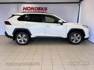 White Toyota RAV4 2020 in Tallinn, with an engine capacity of 2.00 L and mileage of 165 thousand km for 20690 €, photo 5 on AUTOMOTO.COM.LV