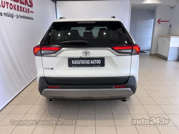 White Toyota RAV4 2020 in Tallinn, with an engine capacity of 2.00 L and mileage of 165 thousand km for 20690 €, photo 7 on AUTOMOTO.COM.LV