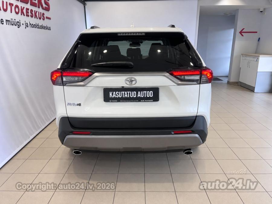 White Toyota RAV4 2020 in Tallinn, with an engine capacity of 2.00 L and mileage of 165 thousand km for 20690 €, photo 7 on AUTOMOTO.COM.LV