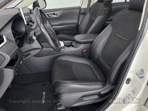 White Toyota RAV4 2020 in Tallinn, with an engine capacity of 2.00 L and mileage of 165 thousand km for 20690 €, photo 8 on AUTOMOTO.COM.LV