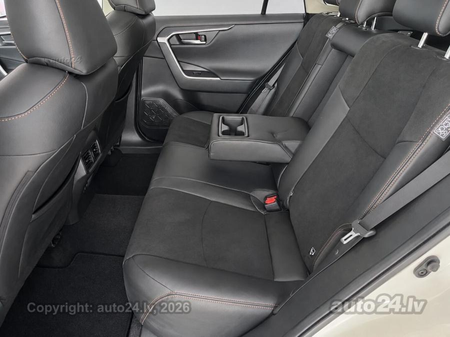 White Toyota RAV4 2020 in Tallinn, with an engine capacity of 2.00 L and mileage of 165 thousand km for 20690 €, photo 9 on AUTOMOTO.COM.LV