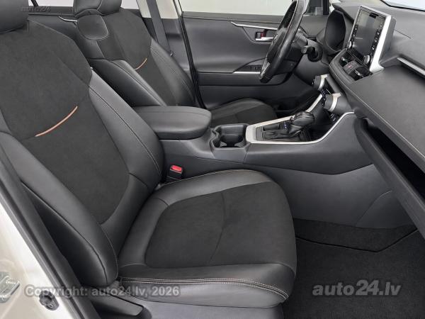 White Toyota RAV4 2020 in Tallinn, with an engine capacity of 2.00 L and mileage of 165 thousand km for 20690 €, photo 10 on AUTOMOTO.COM.LV