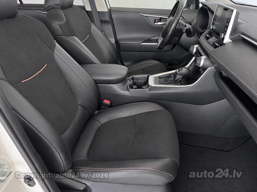White Toyota RAV4 2020 in Tallinn, with an engine capacity of 2.00 L and mileage of 165 thousand km for 20690 €, photo 10 on AUTOMOTO.COM.LV