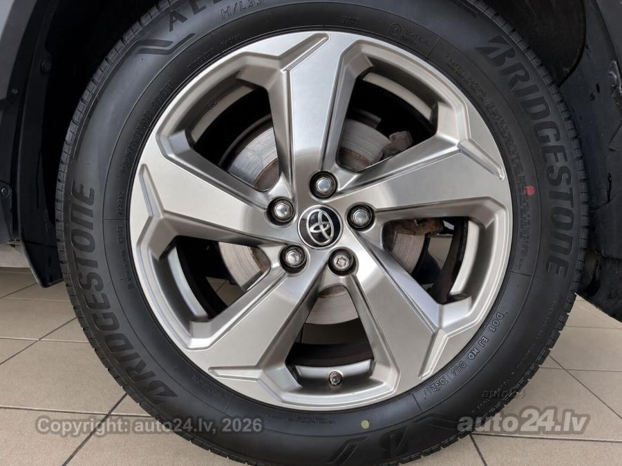White Toyota RAV4 2020 in Tallinn, with an engine capacity of 2.00 L and mileage of 165 thousand km for 20690 €, photo 19 on AUTOMOTO.COM.LV