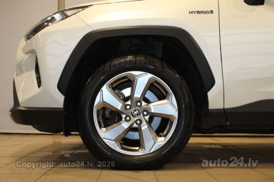 White Toyota RAV4 2021 in Tallinn, with an engine capacity of 2.50 L and mileage of 101 thousand km for 34990 €, photo 15 on AUTOMOTO.COM.LV