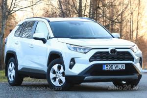 Balts Toyota RAV4 2021 Tallina, ar dzinēja tilpumu 2.00 L un nobraukumu 99 tūkst. km par 29900 €, foto 2 vietnē AUTOMOTO.COM.LV