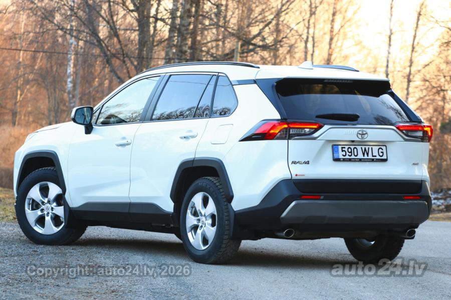 Balts Toyota RAV4 2021 Tallina, ar dzinēja tilpumu 2.00 L un nobraukumu 99 tūkst. km par 29900 €, foto 3 vietnē AUTOMOTO.COM.LV