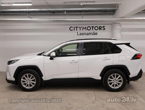 White Toyota RAV4 2021 in Tallinn, with an engine capacity of 2.00 L and mileage of 64 thousand km for 23990 €, photo 2 on AUTOMOTO.COM.LV
