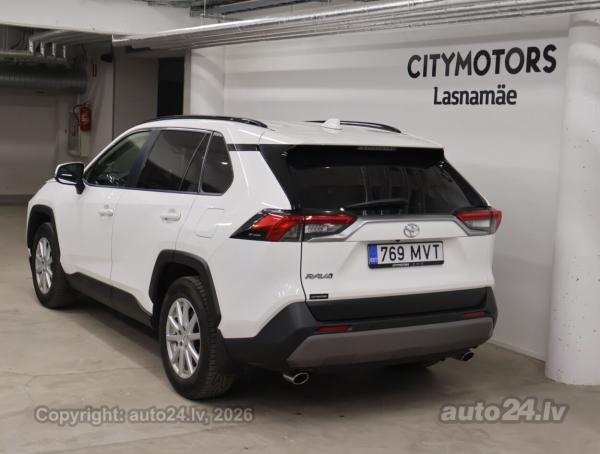 White Toyota RAV4 2021 in Tallinn, with an engine capacity of 2.00 L and mileage of 64 thousand km for 23990 €, photo 3 on AUTOMOTO.COM.LV