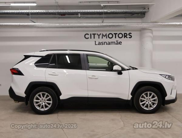 White Toyota RAV4 2021 in Tallinn, with an engine capacity of 2.00 L and mileage of 64 thousand km for 23990 €, photo 5 on AUTOMOTO.COM.LV