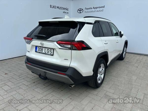 White Toyota RAV4 2021 in Tallinn, with an engine capacity of 1.99 L and mileage of 16 thousand km for 24995 €, photo 2 on AUTOMOTO.COM.LV