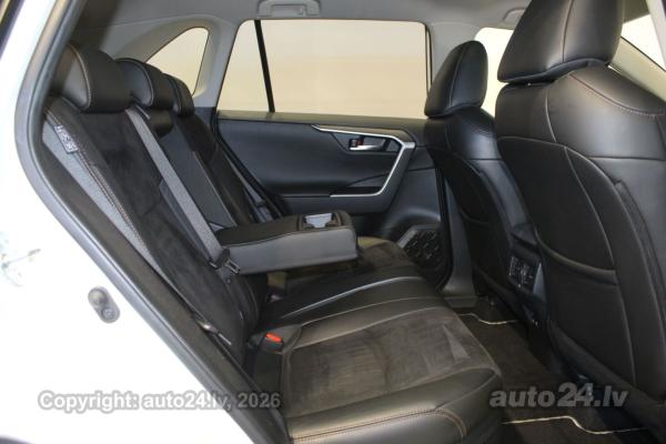 White Toyota RAV4 2021 in Tallinn, with an engine capacity of 2.50 L and mileage of 147 thousand km for 24990 €, photo 7 on AUTOMOTO.COM.LV