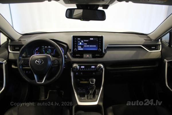 White Toyota RAV4 2021 in Tallinn, with an engine capacity of 2.50 L and mileage of 147 thousand km for 24990 €, photo 8 on AUTOMOTO.COM.LV