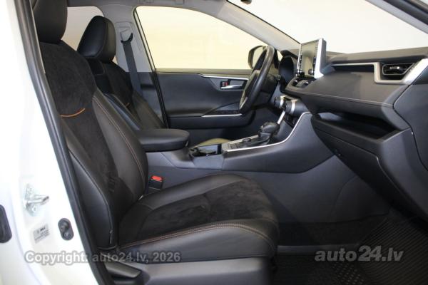 White Toyota RAV4 2021 in Tallinn, with an engine capacity of 2.50 L and mileage of 90 thousand km for 28990 €, photo 6 on AUTOMOTO.COM.LV