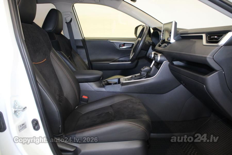 White Toyota RAV4 2021 in Tallinn, with an engine capacity of 2.50 L and mileage of 90 thousand km for 28990 €, photo 7 on AUTOMOTO.COM.LV