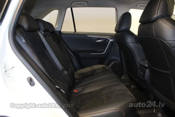 White Toyota RAV4 2021 in Tallinn, with an engine capacity of 2.50 L and mileage of 90 thousand km for 28990 €, photo 7 on AUTOMOTO.COM.LV