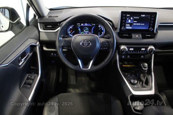 White Toyota RAV4 2021 in Tallinn, with an engine capacity of 2.50 L and mileage of 90 thousand km for 28990 €, photo 9 on AUTOMOTO.COM.LV