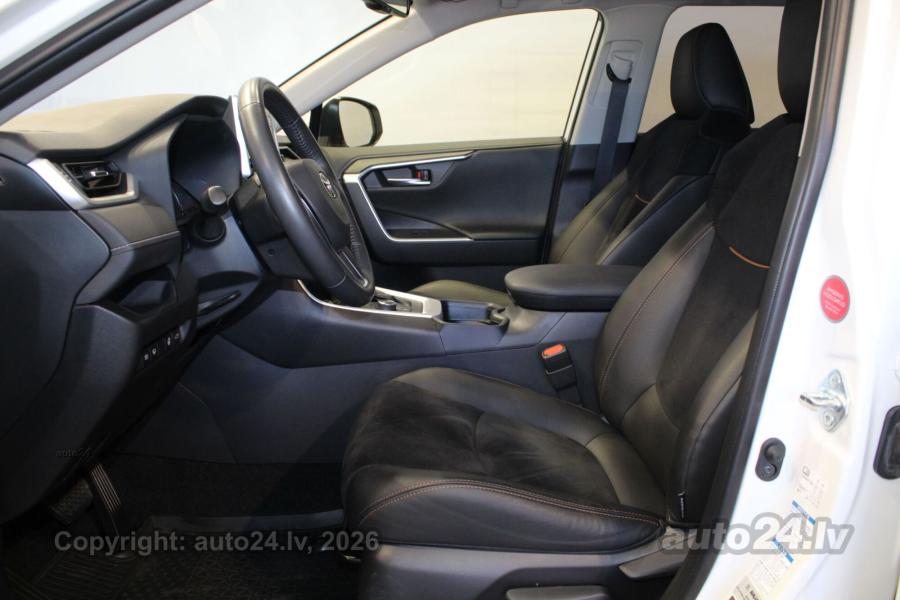 White Toyota RAV4 2021 in Tallinn, with an engine capacity of 2.50 L and mileage of 90 thousand km for 28990 €, photo 12 on AUTOMOTO.COM.LV