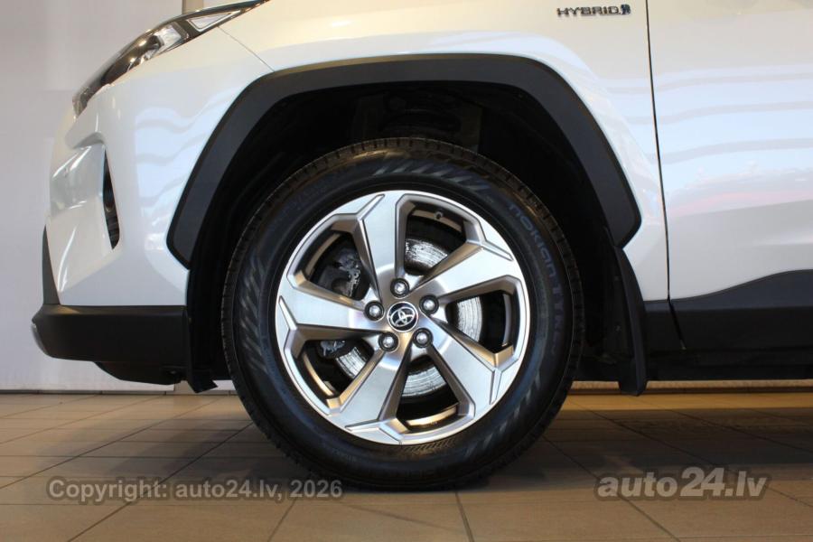 White Toyota RAV4 2021 in Tallinn, with an engine capacity of 2.50 L and mileage of 90 thousand km for 28990 €, photo 16 on AUTOMOTO.COM.LV