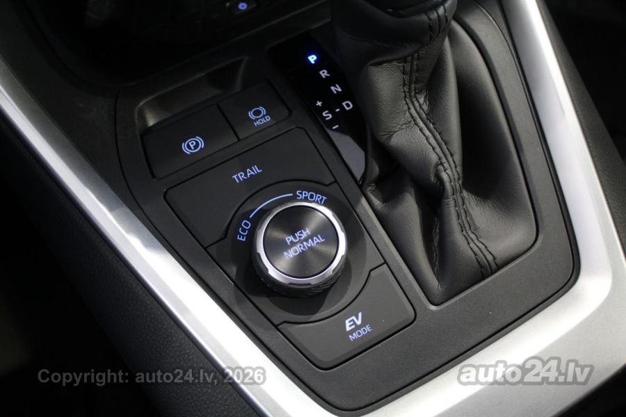 White Toyota RAV4 2021 in Tallinn, with an engine capacity of 2.50 L and mileage of 90 thousand km for 28990 €, photo 21 on AUTOMOTO.COM.LV