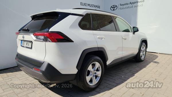 Balts Toyota RAV4 2021 Tallina, ar dzinēja tilpumu 1.99 L un nobraukumu 63 tūkst. km par 25895 €, foto 2 vietnē AUTOMOTO.COM.LV