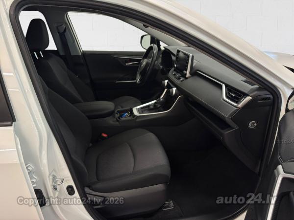White Toyota RAV4 2021 in Tartu, with an engine capacity of 2.00 L and mileage of 77 thousand km for 22990 €, photo 6 on AUTOMOTO.COM.LV