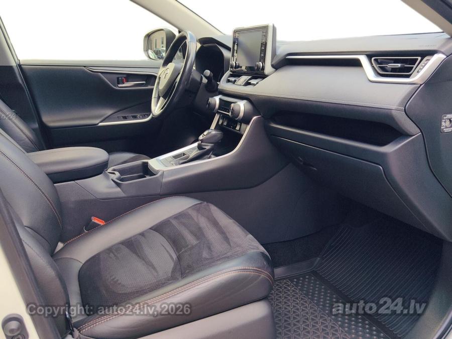 White Toyota RAV4 2021 in Tallinn, with an engine capacity of 2.49 L and mileage of 51 thousand km for 29995 €, photo 7 on AUTOMOTO.COM.LV