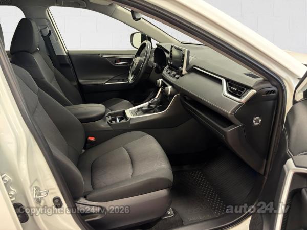 White Toyota RAV4 2021 in Tartu, with an engine capacity of 2.50 L and mileage of 131 thousand km for 23990 €, photo 6 on AUTOMOTO.COM.LV