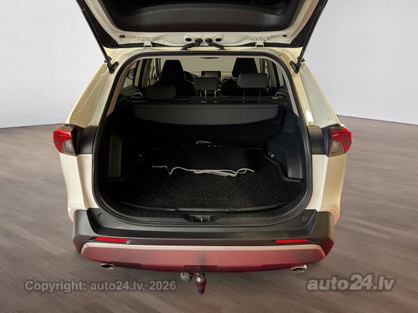 White Toyota RAV4 2021 in Tartu, with an engine capacity of 2.50 L and mileage of 131 thousand km for 23990 €, photo 10 on AUTOMOTO.COM.LV