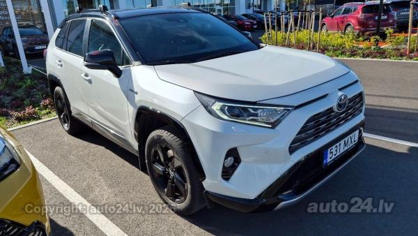 White Toyota RAV4 2021 in Tallinn, with an engine capacity of 2.49 L and mileage of 101 thousand km for 30495 €, photo 3 on AUTOMOTO.COM.LV