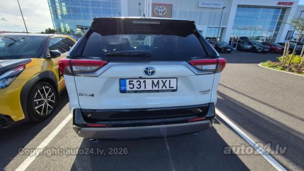 White Toyota RAV4 2021 in Tallinn, with an engine capacity of 2.49 L and mileage of 101 thousand km for 30495 €, photo 7 on AUTOMOTO.COM.LV