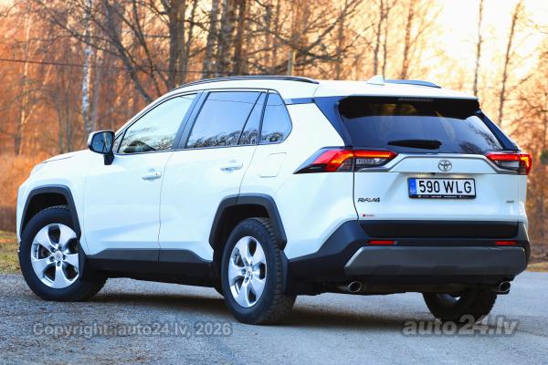 White Toyota RAV4 2021 in Viljandi, with an engine capacity of 2.00 L and mileage of 99 thousand km for 28900 €, photo 4 on AUTOMOTO.COM.LV