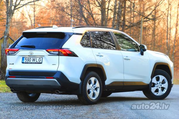 White Toyota RAV4 2021 in Viljandi, with an engine capacity of 2.00 L and mileage of 99 thousand km for 28900 €, photo 5 on AUTOMOTO.COM.LV