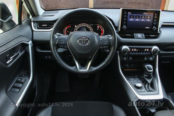 White Toyota RAV4 2021 in Viljandi, with an engine capacity of 2.00 L and mileage of 99 thousand km for 28900 €, photo 6 on AUTOMOTO.COM.LV