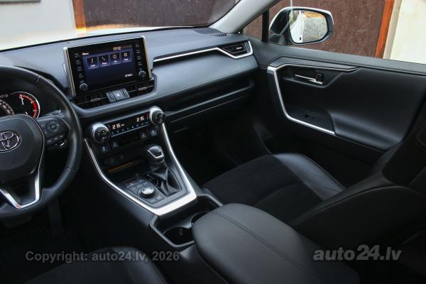 White Toyota RAV4 2021 in Viljandi, with an engine capacity of 2.00 L and mileage of 99 thousand km for 28900 €, photo 7 on AUTOMOTO.COM.LV
