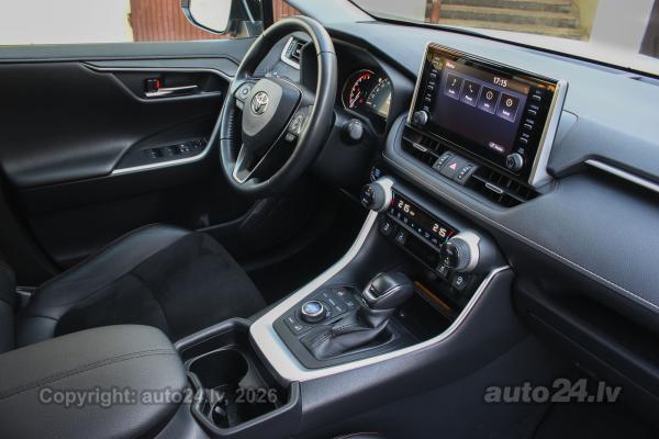 White Toyota RAV4 2021 in Viljandi, with an engine capacity of 2.00 L and mileage of 99 thousand km for 28900 €, photo 8 on AUTOMOTO.COM.LV