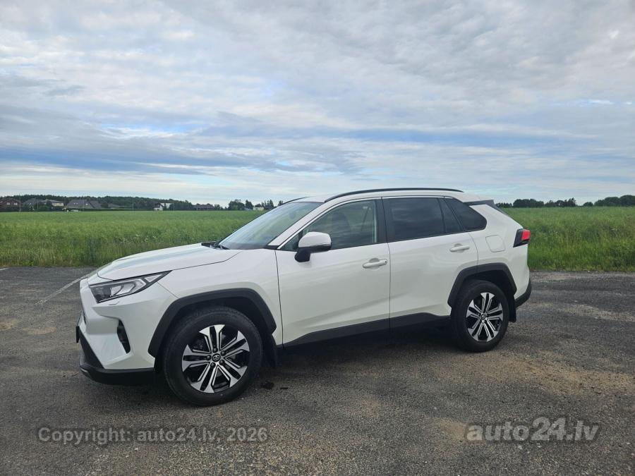 White Toyota RAV4 2022 in Tallinn, with an engine capacity of 2.00 L and mileage of 39 thousand km for 33900 €, photo 1 on AUTOMOTO.COM.LV