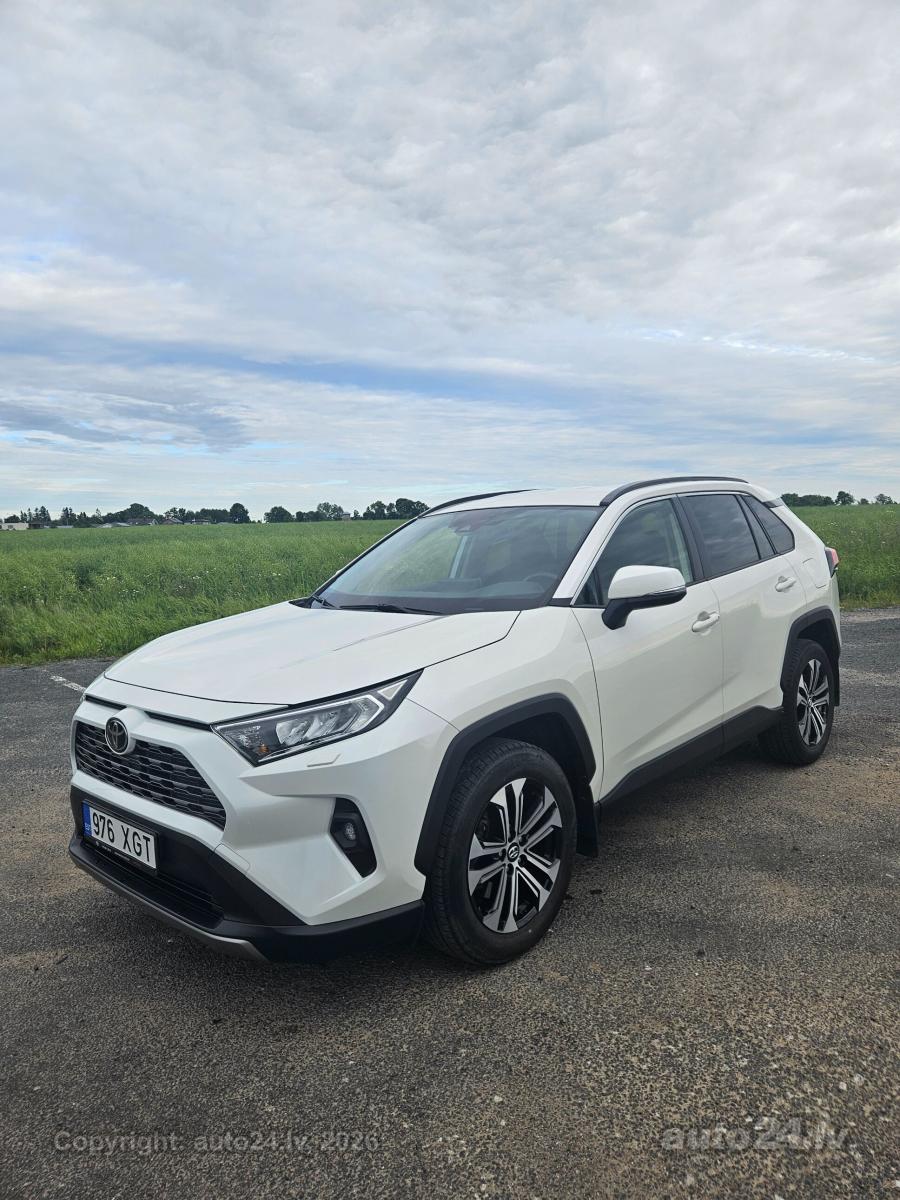 White Toyota RAV4 2022 in Tallinn, with an engine capacity of 2.00 L and mileage of 39 thousand km for 33900 €, photo 3 on AUTOMOTO.COM.LV