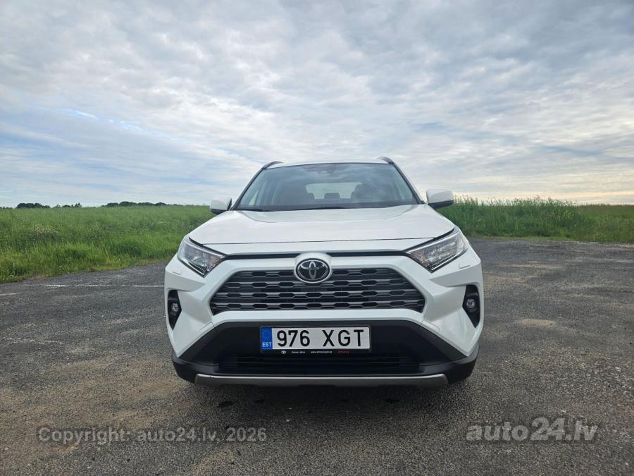 White Toyota RAV4 2022 in Tallinn, with an engine capacity of 2.00 L and mileage of 39 thousand km for 33900 €, photo 4 on AUTOMOTO.COM.LV