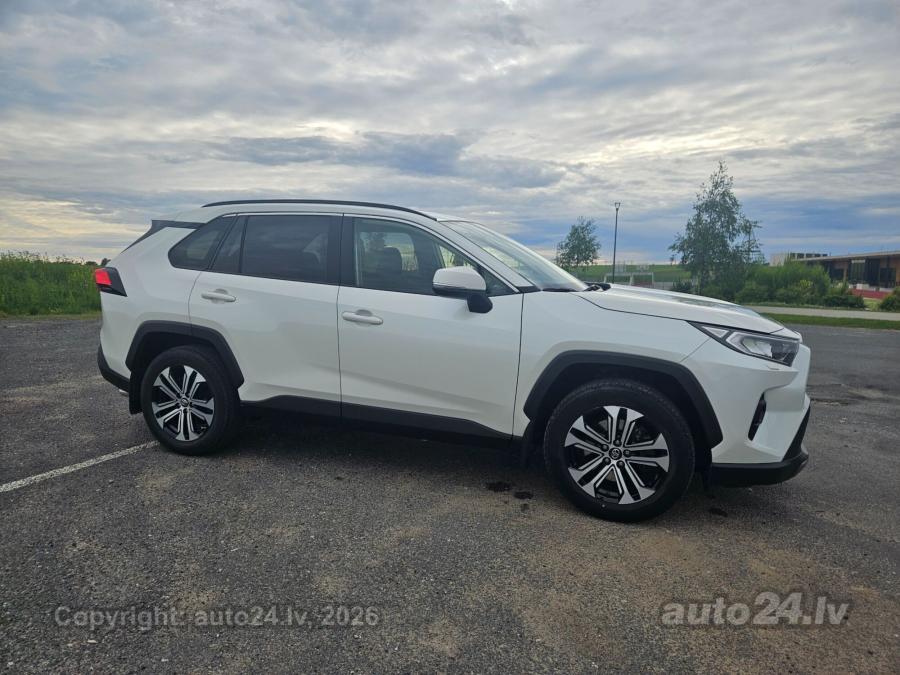 White Toyota RAV4 2022 in Tallinn, with an engine capacity of 2.00 L and mileage of 39 thousand km for 33900 €, photo 5 on AUTOMOTO.COM.LV