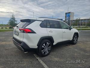 White Toyota RAV4 2022 in Tallinn, with an engine capacity of 2.00 L and mileage of 39 thousand km for 33900 €, photo 6 on AUTOMOTO.COM.LV