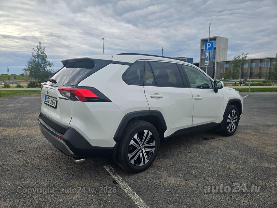 White Toyota RAV4 2022 in Tallinn, with an engine capacity of 2.00 L and mileage of 39 thousand km for 33900 €, photo 6 on AUTOMOTO.COM.LV