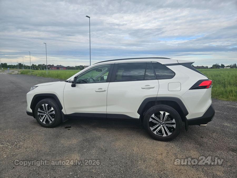 White Toyota RAV4 2022 in Tallinn, with an engine capacity of 2.00 L and mileage of 39 thousand km for 33900 €, photo 7 on AUTOMOTO.COM.LV